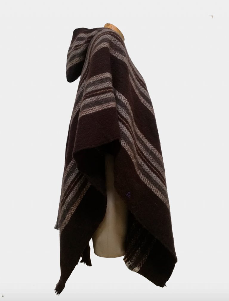 Ruana boyacense con capota tejida con lana y algodón - Artes y Telares