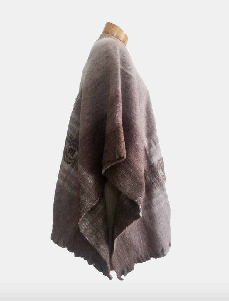 Ruana tipica cuello v en lana virgen - Artes y Telares